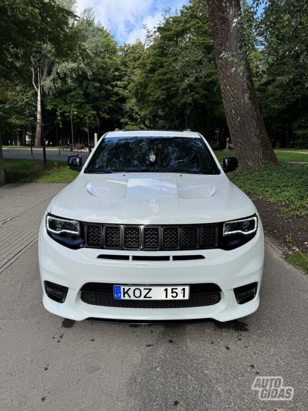 White Jeep Grand Cherokee 2019 in Klaipeda, with an engine capacity of 3.60 L and mileage of 116 thousand km for 21999 €, photo 1 on AUTOMOTO.COM.LV