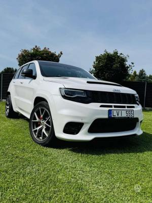 White Jeep Grand Cherokee 2019 in Mazeikiai, with an engine capacity of 6.42 L and mileage of 121 thousand km for 39900 €, photo  on AUTOMOTO.COM.LV