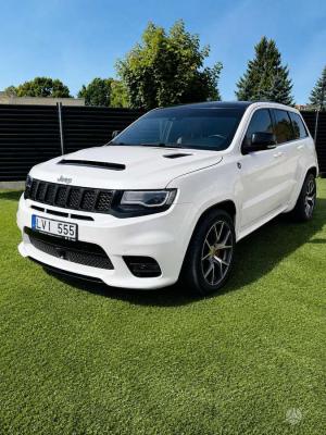 White Jeep Grand Cherokee 2019 in Mazeikiai, with an engine capacity of 6.42 L and mileage of 121 thousand km for 39900 €, photo 3 on AUTOMOTO.COM.LV