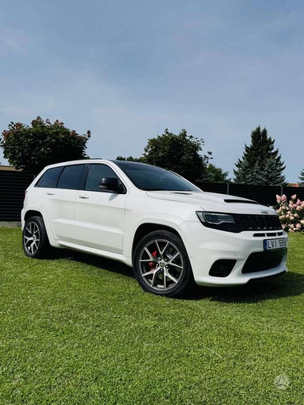 Jeep Grand Cherokee 2019 in Mazeikiai on AUTOMOTO.COM.LV White Jeep Grand Cherokee 2019 in Mazeikiai, with an engine capacity of 6.42 L and mileage of 121 thousand km for 39900 €, photo 4 on AUTOMOTO.COM.LV
