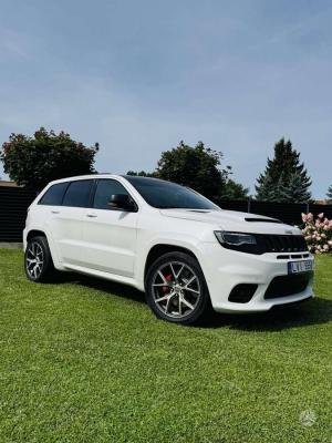 White Jeep Grand Cherokee 2019 in Mazeikiai, with an engine capacity of 6.42 L and mileage of 121 thousand km for 39900 €, photo 4 on AUTOMOTO.COM.LV