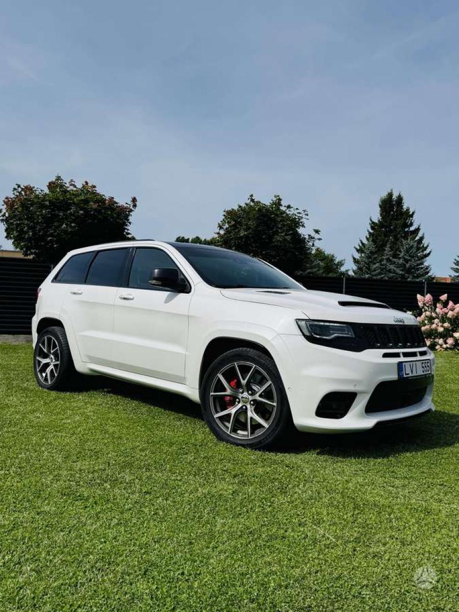White Jeep Grand Cherokee 2019 in Mazeikiai, with an engine capacity of 6.42 L and mileage of 121 thousand km for 39900 €, photo 4 on AUTOMOTO.COM.LV