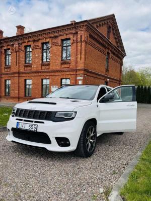 White Jeep Grand Cherokee 2019 in Mazeikiai, with an engine capacity of 6.42 L and mileage of 121 thousand km for 39900 €, photo 5 on AUTOMOTO.COM.LV