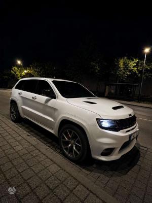 White Jeep Grand Cherokee 2019 in Mazeikiai, with an engine capacity of 6.42 L and mileage of 121 thousand km for 39900 €, photo 6 on AUTOMOTO.COM.LV
