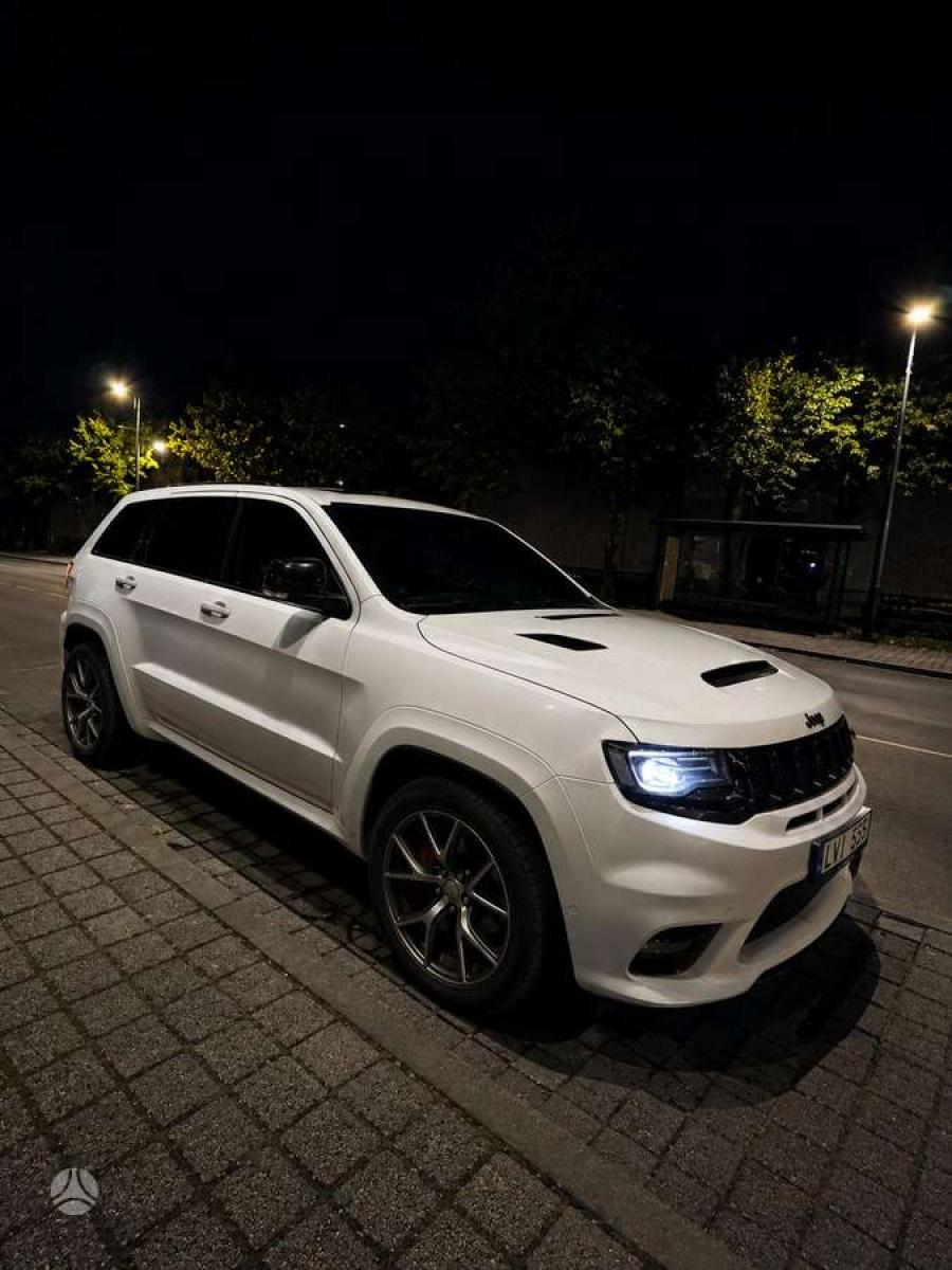 White Jeep Grand Cherokee 2019 in Mazeikiai, with an engine capacity of 6.42 L and mileage of 121 thousand km for 39900 €, photo 6 on AUTOMOTO.COM.LV