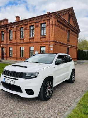 White Jeep Grand Cherokee 2019 in Mazeikiai, with an engine capacity of 6.42 L and mileage of 121 thousand km for 39900 €, photo 7 on AUTOMOTO.COM.LV