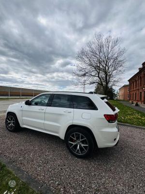 White Jeep Grand Cherokee 2019 in Mazeikiai, with an engine capacity of 6.42 L and mileage of 121 thousand km for 39900 €, photo 8 on AUTOMOTO.COM.LV
