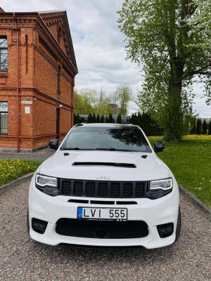 White Jeep Grand Cherokee 2019 in Mazeikiai, with an engine capacity of 6.42 L and mileage of 121 thousand km for 39900 €, photo 13 on AUTOMOTO.COM.LV