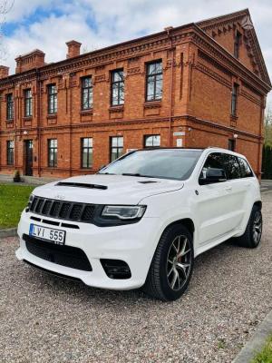 White Jeep Grand Cherokee 2019 in Mazeikiai, with an engine capacity of 6.42 L and mileage of 121 thousand km for 39900 €, photo 14 on AUTOMOTO.COM.LV