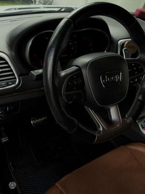 White Jeep Grand Cherokee 2019 in Mazeikiai, with an engine capacity of 6.42 L and mileage of 121 thousand km for 39900 €, photo 17 on AUTOMOTO.COM.LV