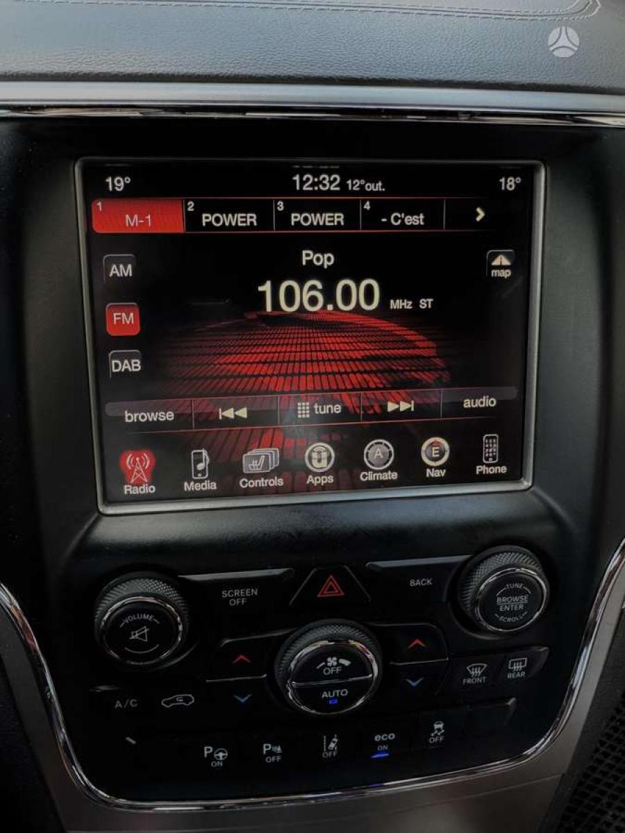 White Jeep Grand Cherokee 2019 in Mazeikiai, with an engine capacity of 6.42 L and mileage of 121 thousand km for 39900 €, photo 19 on AUTOMOTO.COM.LV