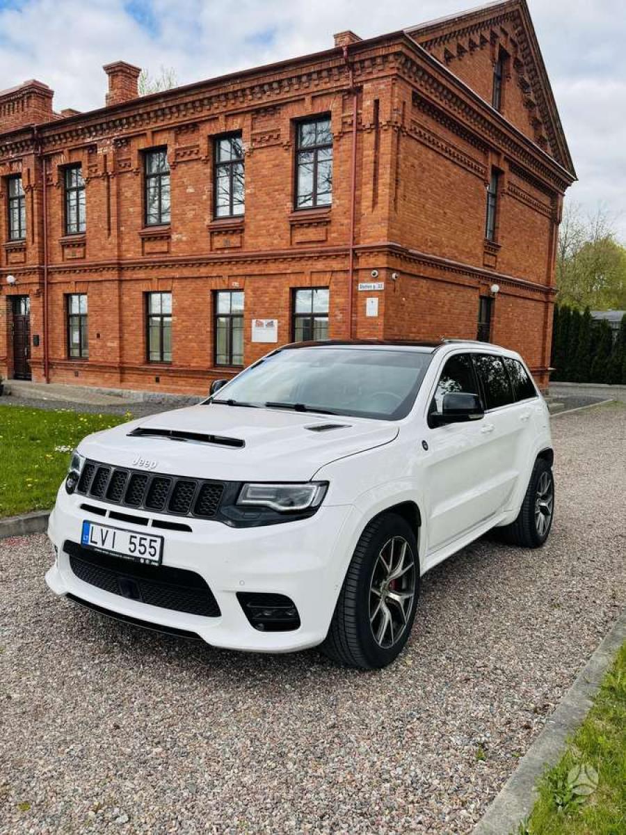 White Jeep Grand Cherokee 2019 in Mazeikiai, with an engine capacity of 6.42 L and mileage of 121 thousand km for 39900 €, photo 31 on AUTOMOTO.COM.LV