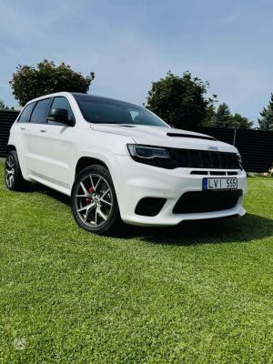 White Jeep Grand Cherokee 2019 in Mazeikiai, with an engine capacity of 6.42 L and mileage of 121 thousand km for 39900 €, photo 32 on AUTOMOTO.COM.LV