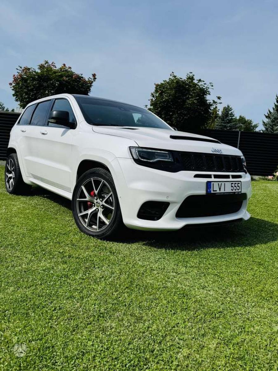 White Jeep Grand Cherokee 2019 in Mazeikiai, with an engine capacity of 6.42 L and mileage of 121 thousand km for 39900 €, photo 32 on AUTOMOTO.COM.LV