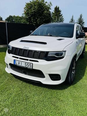 White Jeep Grand Cherokee 2019 in Mazeikiai, with an engine capacity of 6.42 L and mileage of 121 thousand km for 39900 €, photo 33 on AUTOMOTO.COM.LV