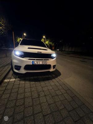 White Jeep Grand Cherokee 2019 in Mazeikiai, with an engine capacity of 6.42 L and mileage of 121 thousand km for 39900 €, photo 35 on AUTOMOTO.COM.LV