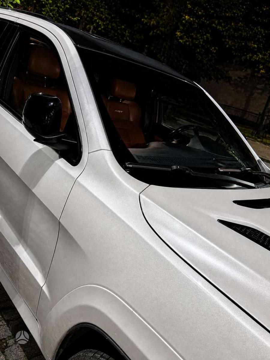 White Jeep Grand Cherokee 2019 in Mazeikiai, with an engine capacity of 6.42 L and mileage of 121 thousand km for 39900 €, photo 36 on AUTOMOTO.COM.LV