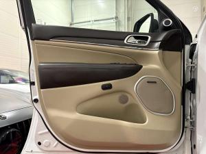 Белый Джип Гранд Чероки 2020 в Вильнюс, объемом двигателя 5.65 л и пробегом 124 тыс. км за 26990 €, фото 12 на AUTOMOTO.COM.LV