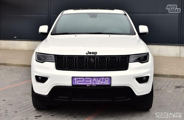 White Jeep Grand Cherokee 2020 in Kretinga, with an engine capacity of 3.60 L and mileage of 93 thousand km for 19999 €, photo 3 on AUTOMOTO.COM.LV