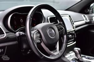 White Jeep Grand Cherokee 2020 in Kretinga, with an engine capacity of 3.60 L and mileage of 93 thousand km for 19999 €, photo 26 on AUTOMOTO.COM.LV