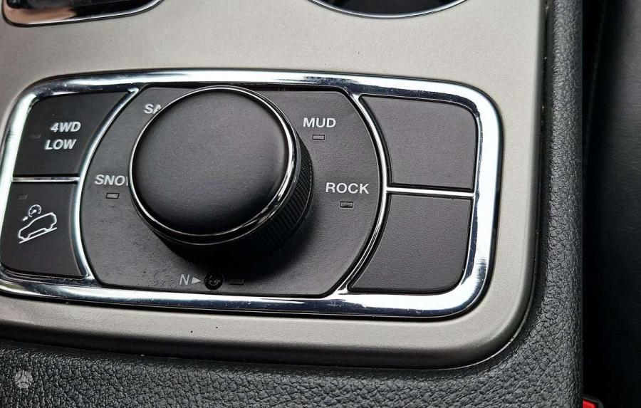 Balts Jeep Grand Cherokee 2020 Kretinga, ar dzinēja tilpumu 3.60 L un nobraukumu 86 tūkst. km par 22999 €, foto 33 vietnē AUTOMOTO.COM.LV