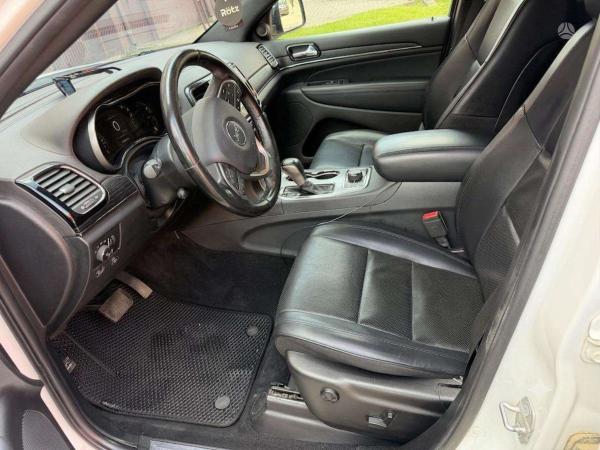 White Jeep Grand Cherokee 2020 in Vilnius, with an engine capacity of 3.60 L and mileage of 115 thousand km for 20499 €, photo 7 on AUTOMOTO.COM.LV