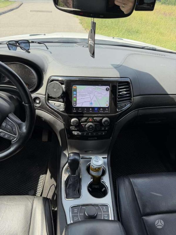 White Jeep Grand Cherokee 2020 in Vilnius, with an engine capacity of 3.60 L and mileage of 115 thousand km for 20499 €, photo 10 on AUTOMOTO.COM.LV