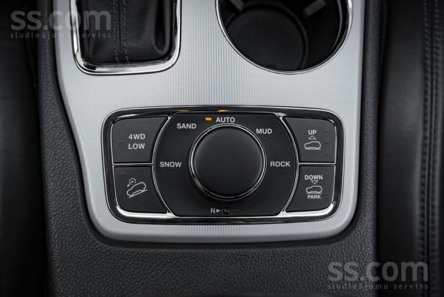 Balts Jeep Grand Cherokee 2020 Rīga, ar dzinēja tilpumu 3.00 L un nobraukumu 147 tūkst. km par 22500 €, foto 23 vietnē AUTOMOTO.COM.LV