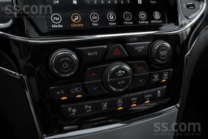 Balts Jeep Grand Cherokee 2020 Rīga, ar dzinēja tilpumu 3.00 L un nobraukumu 147 tūkst. km par 22500 €, foto 24 vietnē AUTOMOTO.COM.LV