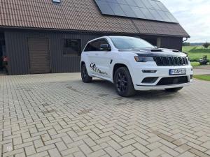 White Jeep Grand Cherokee 2020 in Plunge, with an engine capacity of 3.60 L and mileage of 163 thousand km for 24300 €, photo 4 on AUTOMOTO.COM.LV