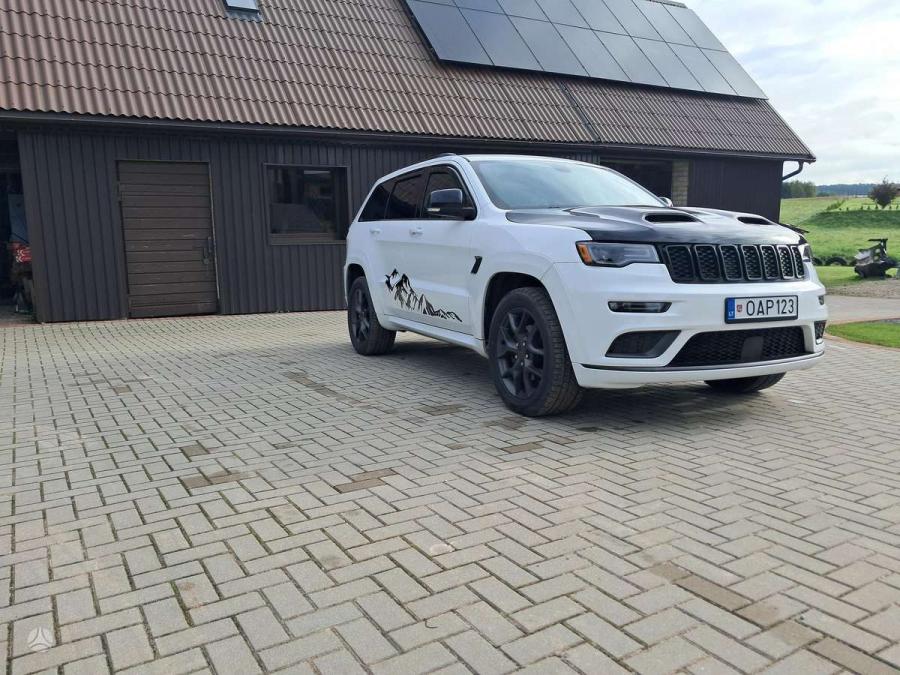 White Jeep Grand Cherokee 2020 in Plunge, with an engine capacity of 3.60 L and mileage of 163 thousand km for 24300 €, photo 4 on AUTOMOTO.COM.LV