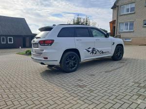 White Jeep Grand Cherokee 2020 in Plunge, with an engine capacity of 3.60 L and mileage of 163 thousand km for 24300 €, photo 5 on AUTOMOTO.COM.LV