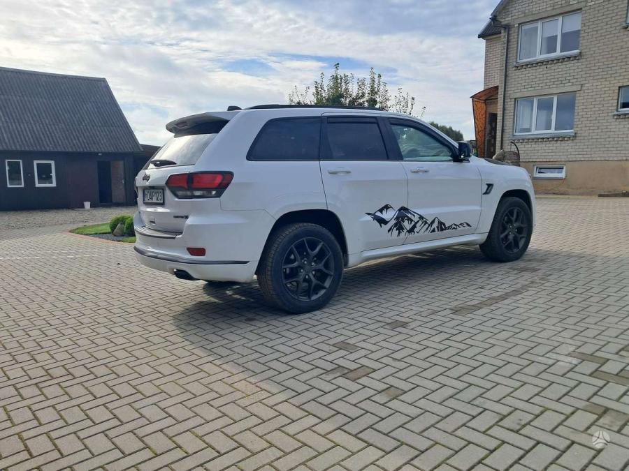 White Jeep Grand Cherokee 2020 in Plunge, with an engine capacity of 3.60 L and mileage of 163 thousand km for 24300 €, photo 5 on AUTOMOTO.COM.LV