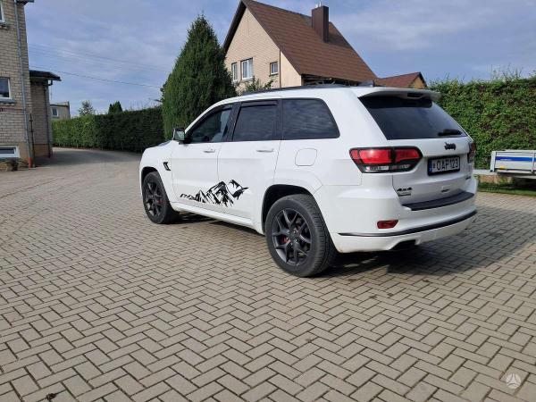 White Jeep Grand Cherokee 2020 in Plunge, with an engine capacity of 3.60 L and mileage of 163 thousand km for 24300 €, photo 7 on AUTOMOTO.COM.LV