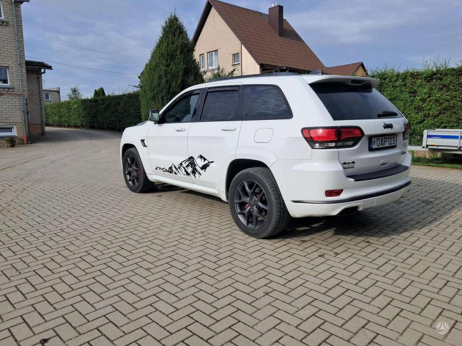 White Jeep Grand Cherokee 2020 in Plunge, with an engine capacity of 3.60 L and mileage of 163 thousand km for 24300 €, photo 7 on AUTOMOTO.COM.LV
