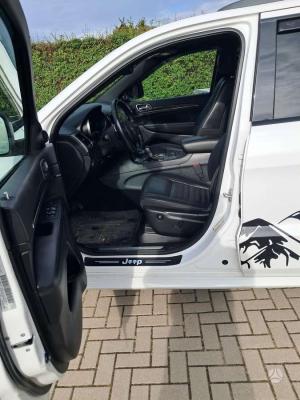 White Jeep Grand Cherokee 2020 in Plunge, with an engine capacity of 3.60 L and mileage of 163 thousand km for 24300 €, photo 9 on AUTOMOTO.COM.LV