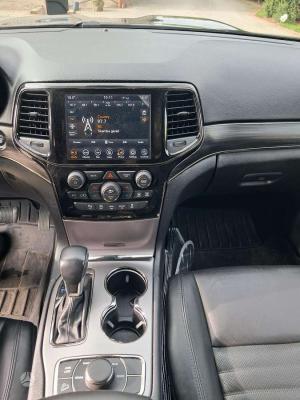 White Jeep Grand Cherokee 2020 in Plunge, with an engine capacity of 3.60 L and mileage of 163 thousand km for 24300 €, photo 11 on AUTOMOTO.COM.LV