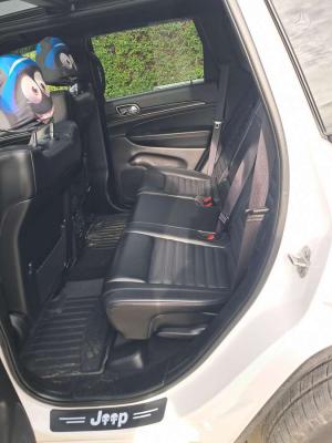 White Jeep Grand Cherokee 2020 in Plunge, with an engine capacity of 3.60 L and mileage of 163 thousand km for 24300 €, photo 13 on AUTOMOTO.COM.LV