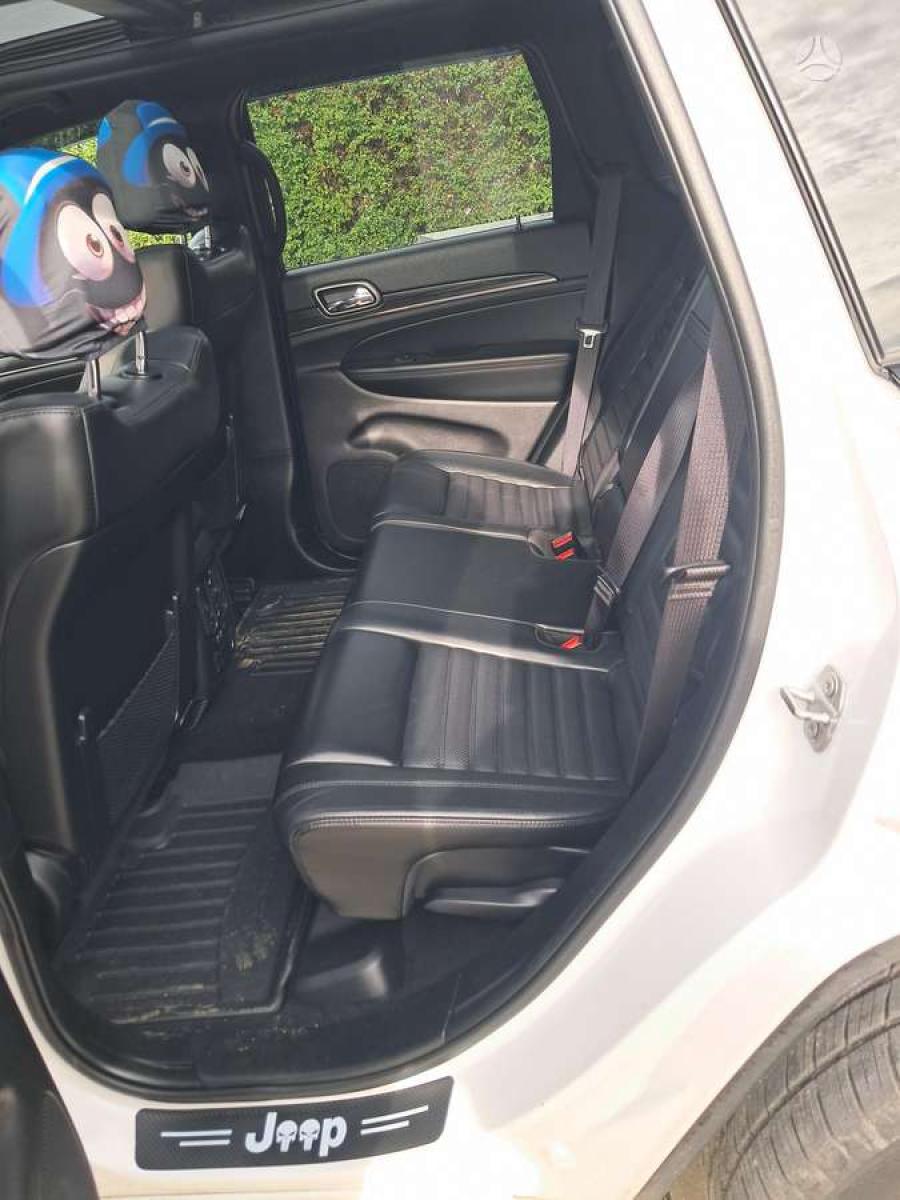 White Jeep Grand Cherokee 2020 in Plunge, with an engine capacity of 3.60 L and mileage of 163 thousand km for 24300 €, photo 13 on AUTOMOTO.COM.LV