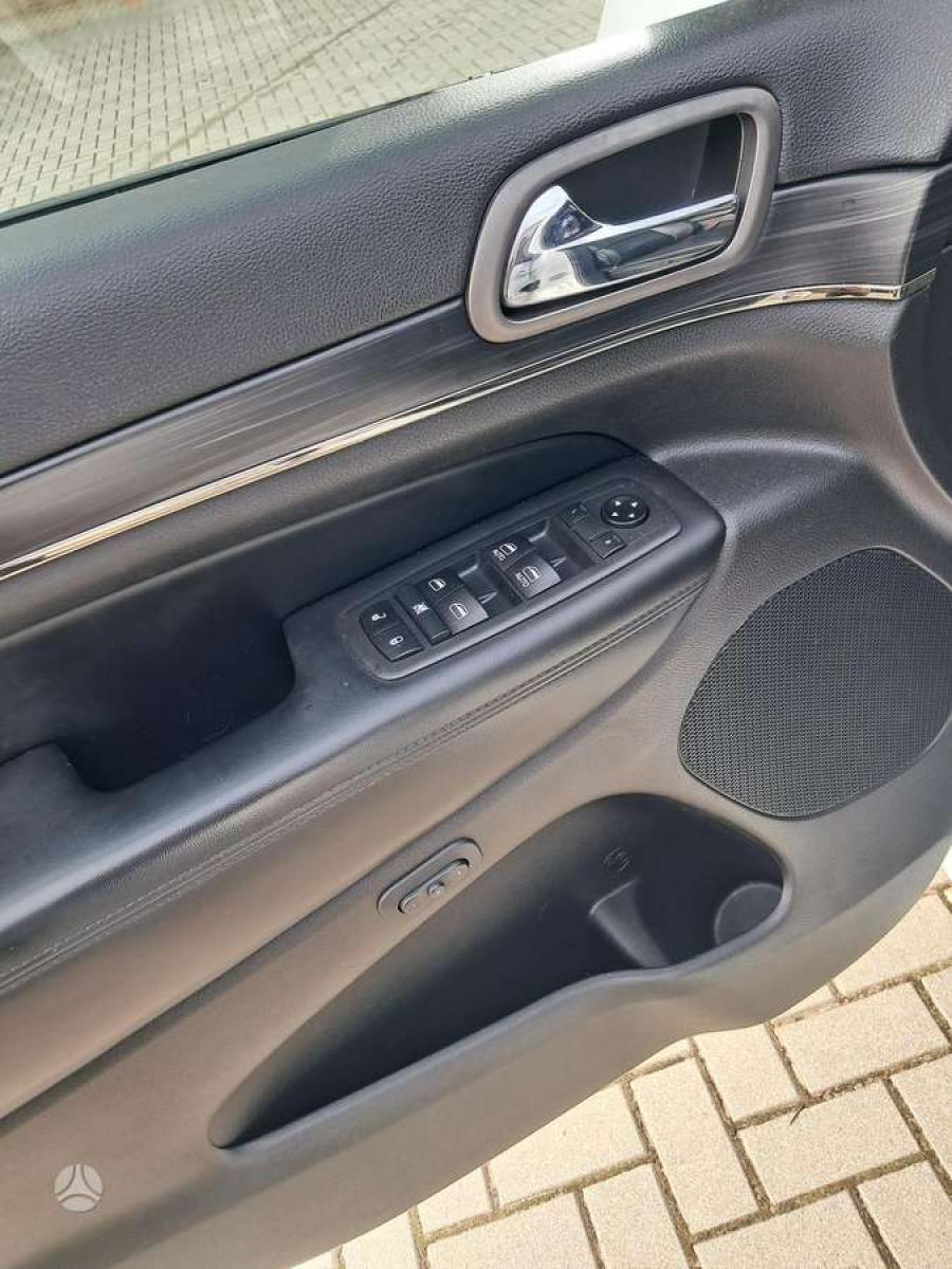 White Jeep Grand Cherokee 2020 in Plunge, with an engine capacity of 3.60 L and mileage of 163 thousand km for 24300 €, photo 14 on AUTOMOTO.COM.LV