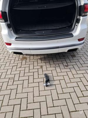 White Jeep Grand Cherokee 2020 in Plunge, with an engine capacity of 3.60 L and mileage of 163 thousand km for 24300 €, photo 16 on AUTOMOTO.COM.LV