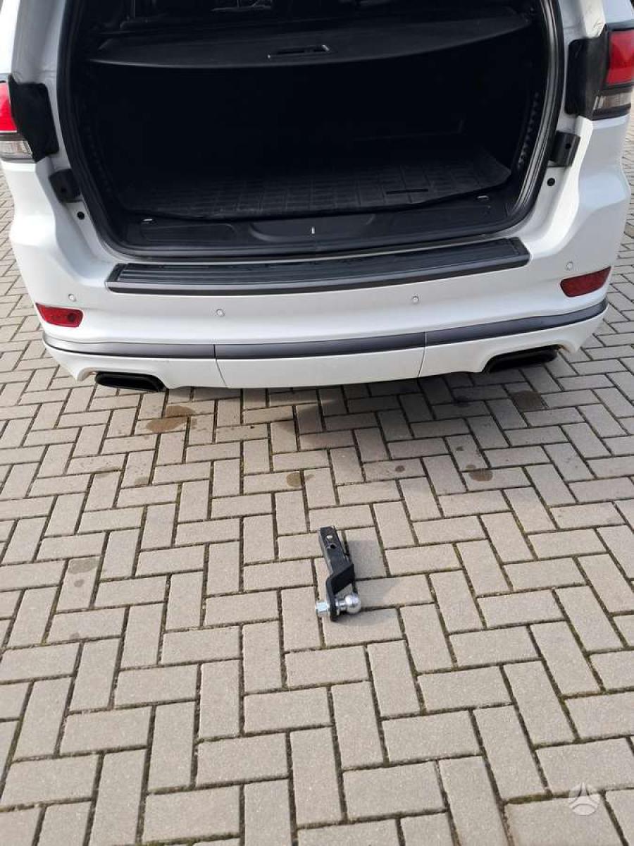 White Jeep Grand Cherokee 2020 in Plunge, with an engine capacity of 3.60 L and mileage of 163 thousand km for 24300 €, photo 16 on AUTOMOTO.COM.LV