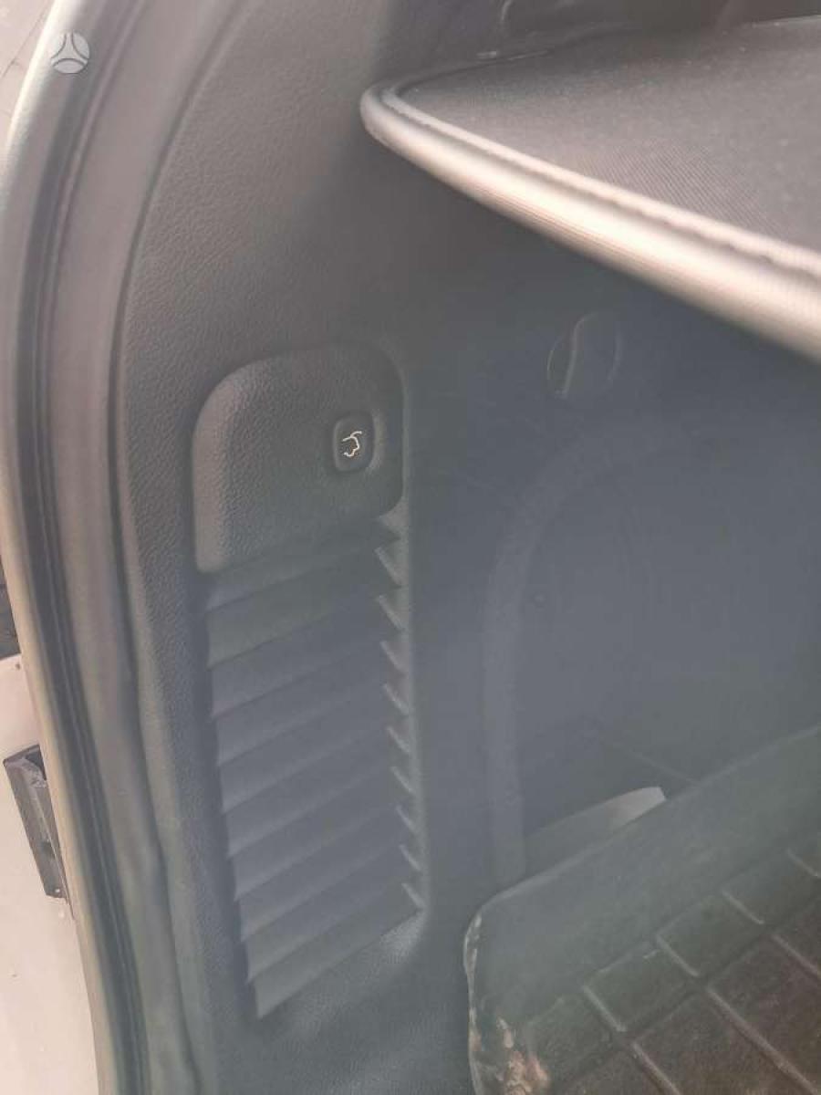White Jeep Grand Cherokee 2020 in Plunge, with an engine capacity of 3.60 L and mileage of 163 thousand km for 24300 €, photo 17 on AUTOMOTO.COM.LV