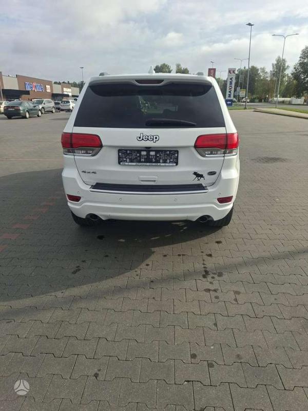 White Jeep Grand Cherokee 2020 in Utena, with an engine capacity of 2.99 L and mileage of 252 thousand km for 15300 €, photo 3 on AUTOMOTO.COM.LV