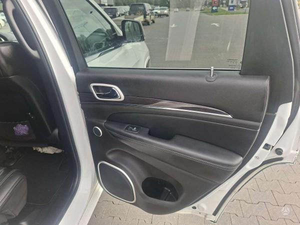White Jeep Grand Cherokee 2020 in Utena, with an engine capacity of 2.99 L and mileage of 252 thousand km for 15300 €, photo 8 on AUTOMOTO.COM.LV