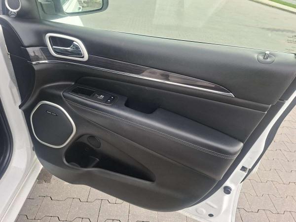 White Jeep Grand Cherokee 2020 in Utena, with an engine capacity of 2.99 L and mileage of 252 thousand km for 15300 €, photo 10 on AUTOMOTO.COM.LV