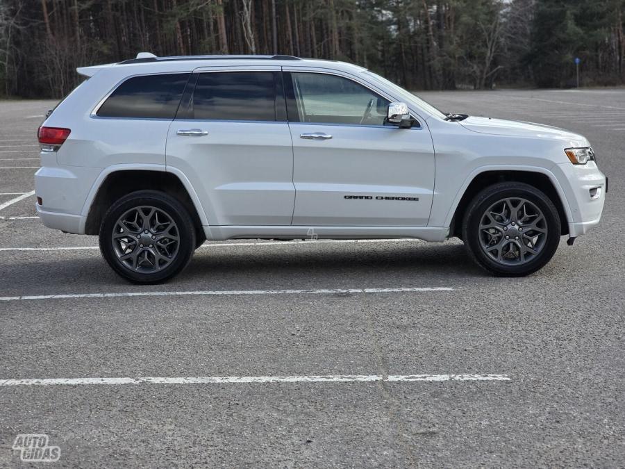 White Jeep Grand Cherokee 2021 in Klaipeda, with an engine capacity of 5.70 L and mileage of 98 thousand km for 23600 €, photo 5 on AUTOMOTO.COM.LV