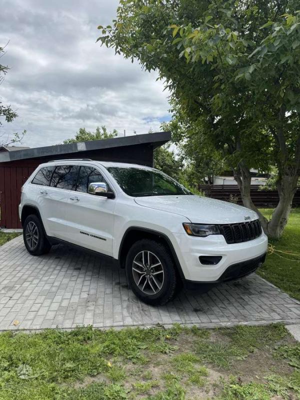 White Jeep Grand Cherokee 2021 in Klaipeda, with an engine capacity of 3.60 L and mileage of 62 thousand km for 23900 €, photo 3 on AUTOMOTO.COM.LV