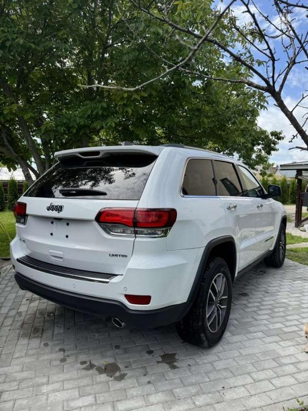 White Jeep Grand Cherokee 2021 in Klaipeda, with an engine capacity of 3.60 L and mileage of 62 thousand km for 23900 €, photo 4 on AUTOMOTO.COM.LV