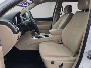 White Jeep Grand Cherokee 2021 in Vilnius, with an engine capacity of 3.60 L and mileage of 41 thousand km for 21999 €, photo 15 on AUTOMOTO.COM.LV
